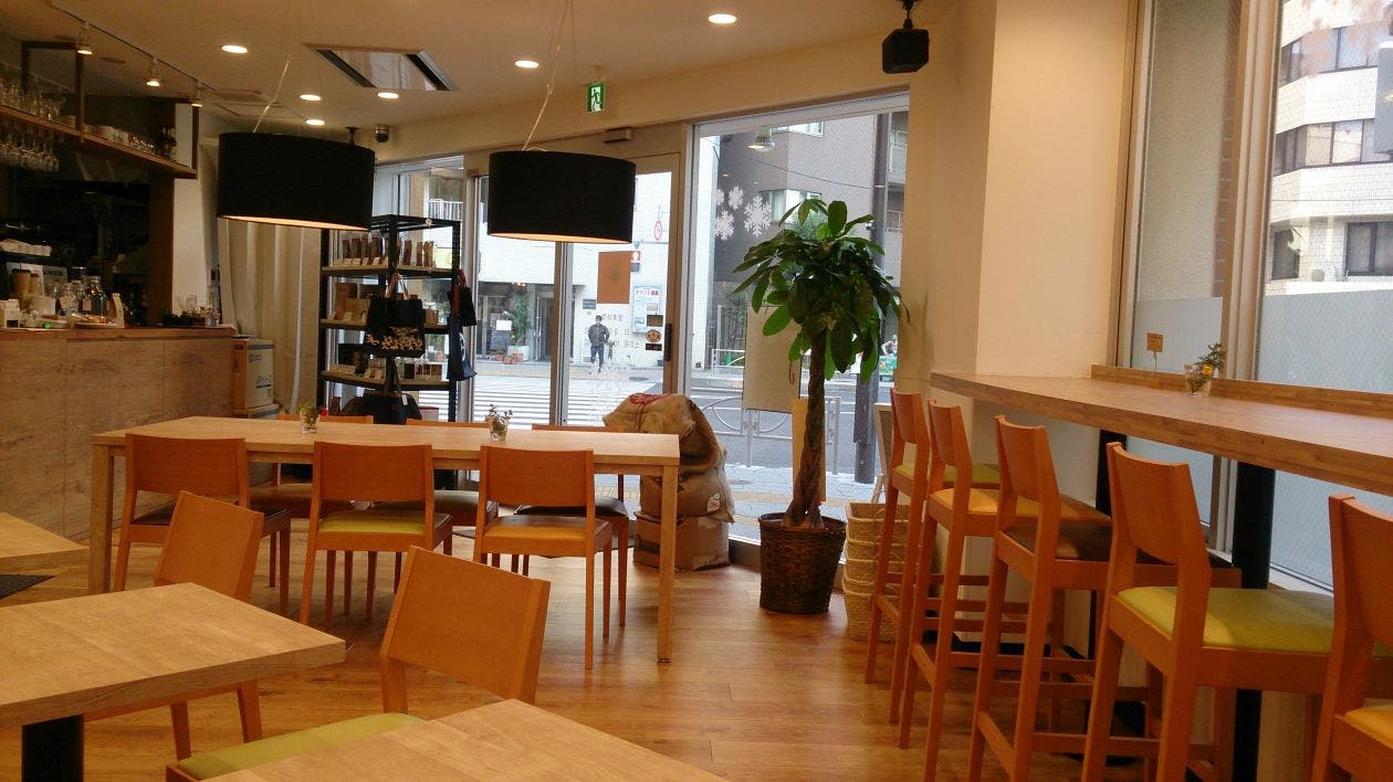 池袋サンシャインシティ近く、乙女ロードと春日通りの東池袋３丁目交差点角地にある明るく開放的なロースタリーカフェです。の写真5