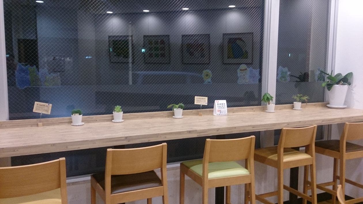 池袋サンシャインシティ近く、乙女ロードと春日通りの東池袋３丁目交差点角地にある明るく開放的なロースタリーカフェです。の写真6
