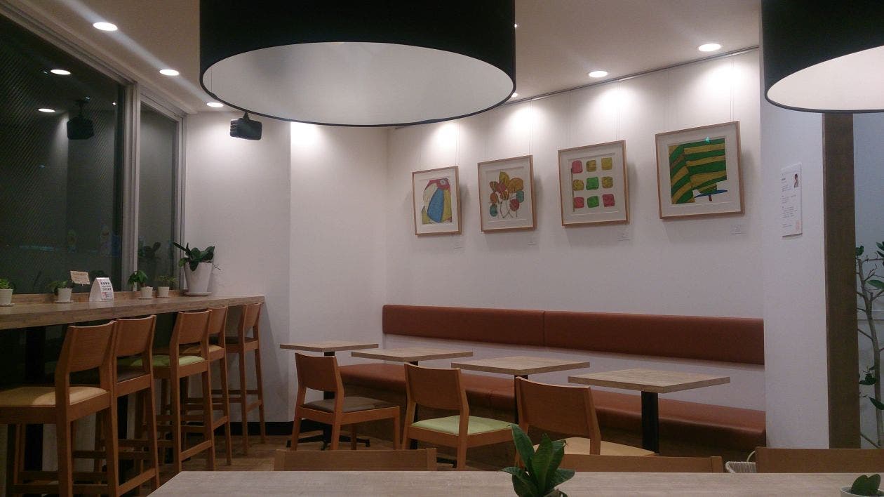 池袋サンシャインシティ近く、乙女ロードと春日通りの東池袋３丁目交差点角地にある明るく開放的なロースタリーカフェです。の写真7