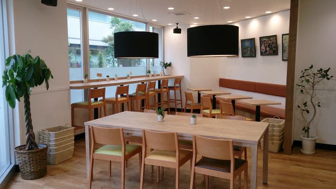 池袋サンシャインシティ近く、乙女ロードと春日通りの東池袋3丁目交差点角地にある明るく開放的なロースタリーカフェです。の写真9