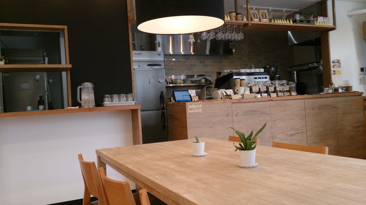 池袋サンシャインシティ近く、乙女ロードと春日通りの東池袋３丁目交差点角地にある明るく開放的なロースタリーカフェです。の写真10