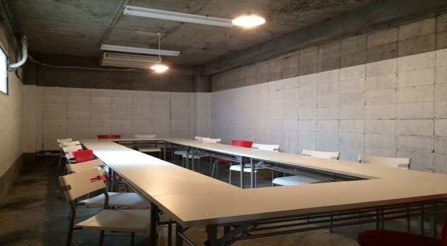 【Wi-Fi完備/天満屋バスステーションすぐ】テレワーク・会議・セミナー・ワークショップ、音楽 定員15名机椅子あり/スペースB