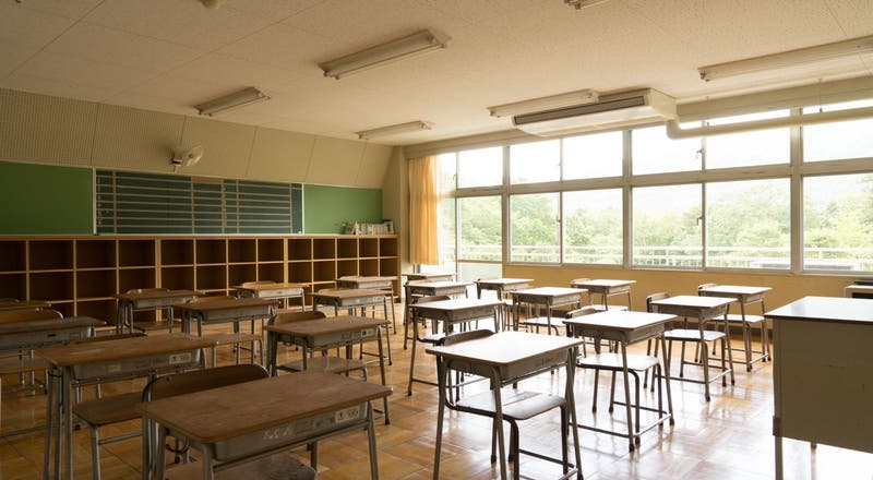 教室B／東京都／奥多摩／自然に囲まれた廃校　中学校の机と椅子がそのまま残ってます！