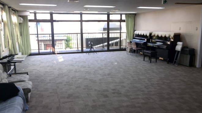 アップライトピアノ2台があるスペース。アコースティック楽器練習・撮影・会議・サークル活動等の写真2
