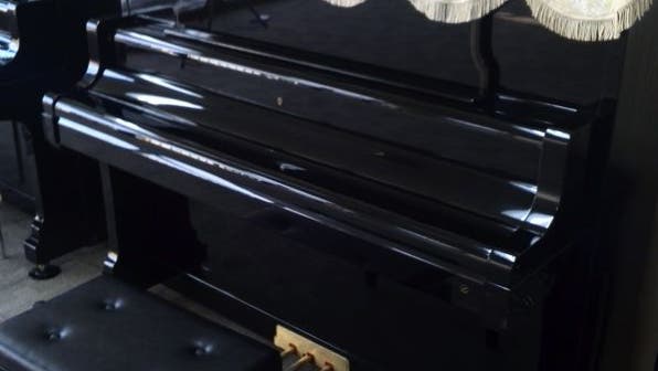 アップライトピアノ2台があるスペース。アコースティック楽器練習・撮影・会議・サークル活動等の写真4