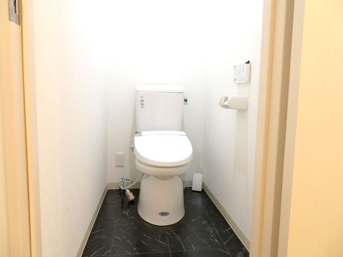 【Bスタジオ/4F】【駅近】元町駅徒歩1分。 一面鏡張り、机とイス有。自然光溢れる多目的スペース。の写真4