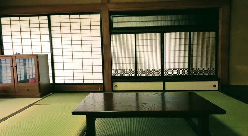 【撮影・テレワーク】襖を開けると16畳の開放的な空間。高い天井。欄間と障子の織りなす純和風スタイル。