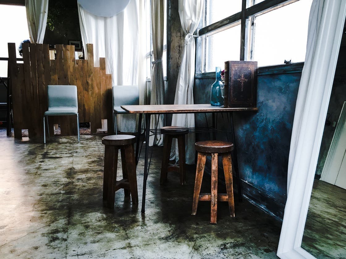 【大阪/南森町、大阪天満宮、天満橋】FUJIKIX STUDIOエイジング加工されたモノトーンなスタジオ【モデル撮影最適】の写真5