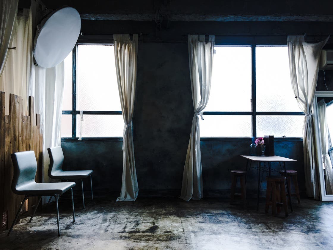 【大阪/南森町、大阪天満宮、天満橋】FUJIKIX STUDIOエイジング加工されたモノトーンなスタジオ【モデル撮影最適】の写真6