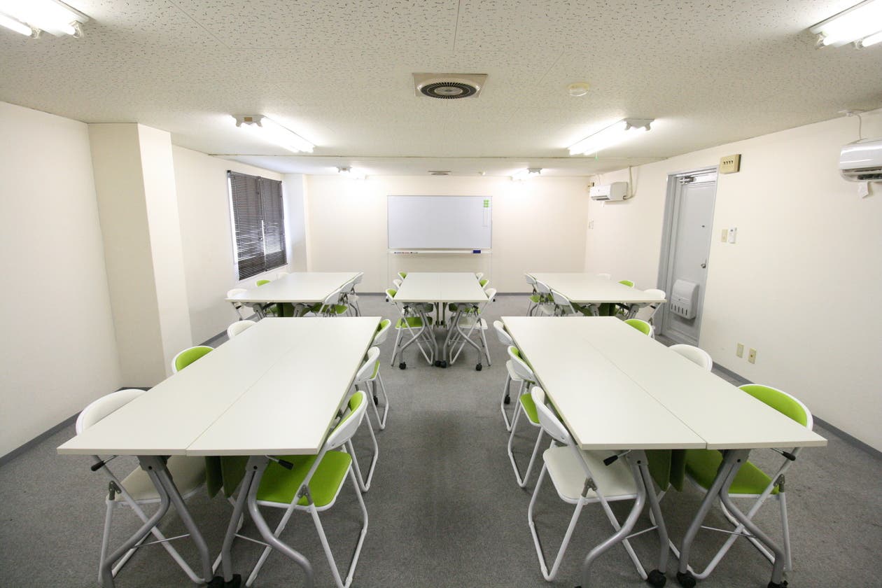 🎯堺筋本町3分🎯演台＆マイク完備/42人収容/深夜早朝24時間営業◆お気軽会議室堺筋本町◆の写真3