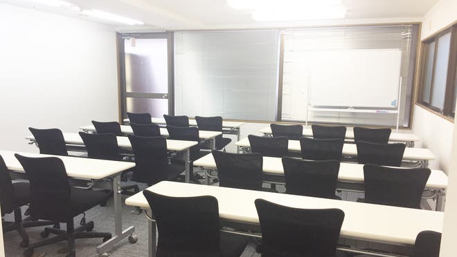 新宿駅から徒歩3分駅近中規模会議室 32人まで セミナー 会議 オフ会など最適なスペースですの写真1