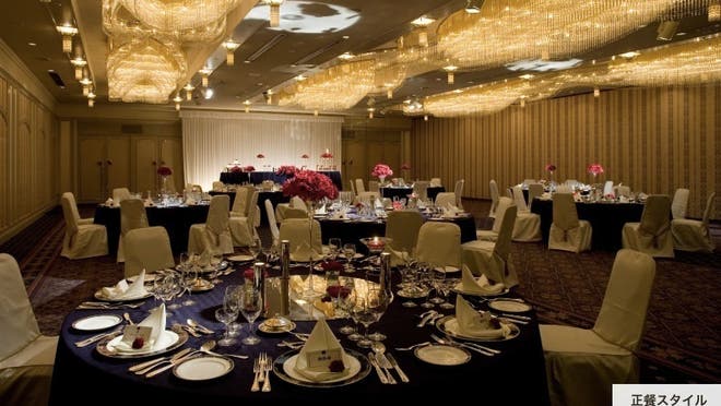 利休(3階)〜流線型のシャンデリアが、壮麗な雰囲気を醸し出します〜の写真2