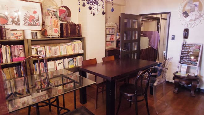 2000冊の蔵書に囲まれた多目的カルチャー空間(スーパー向かい)の写真1