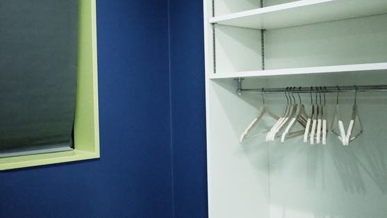 柔らかいマットが敷いてあるほぼ正方形のスタジオ(約55平米)の写真2