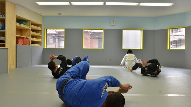 柔らかいマットが敷いてあるほぼ正方形のスタジオ(約55平米)の写真5