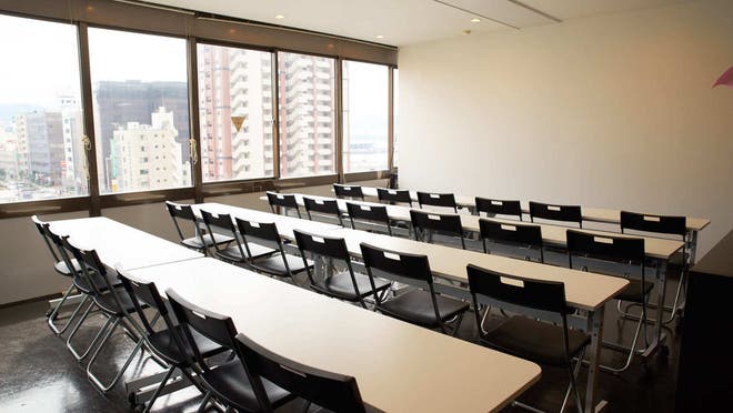 【6Fイベントスペース】JR長崎駅徒歩7分。コワーキングスペースをカーテンで仕切った、イベントに最適のスペースです。の写真2