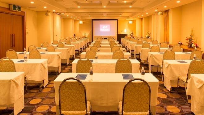 会議から宴会まで様々な用途に応じてレイアウトが変更できるバンケットの写真1