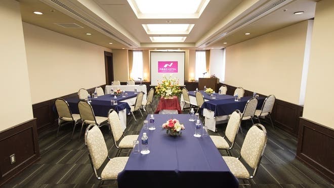 会議から宴会まで様々な用途に応じてレイアウトが変更できる中規模バンケットの写真1