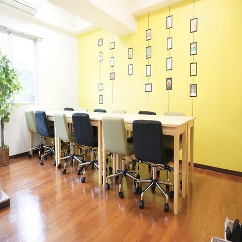 ＜コハク会議室＞池袋ゆったりデザインスペース♪wifi/ホワイトボード/プロジェクタ無料 の写真