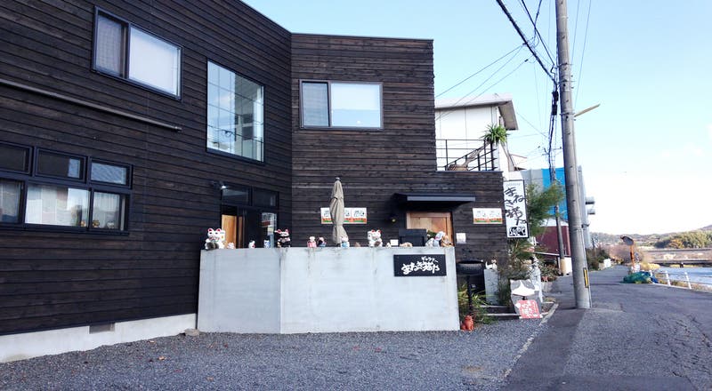 下松市役所近くの川沿いにある「ギャラリーまねきねこや」個展・音楽スタジオ・カフェなどOK