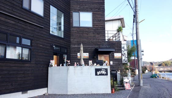 下松市役所近くの川沿いにある「ギャラリーまねきねこや」個展・音楽スタジオ・カフェなどOKの写真1