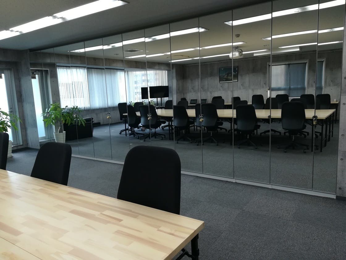 Web会議や大型スクリーンで映画鑑賞も…多様に使えるレンタルスペース　demokuraの写真6