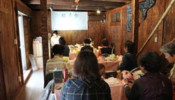 町家の蔵 40㎡の木のぬくもりが感じられるゆったりスペース。会議や演奏会や飲み会など一味違った時間を の写真4
