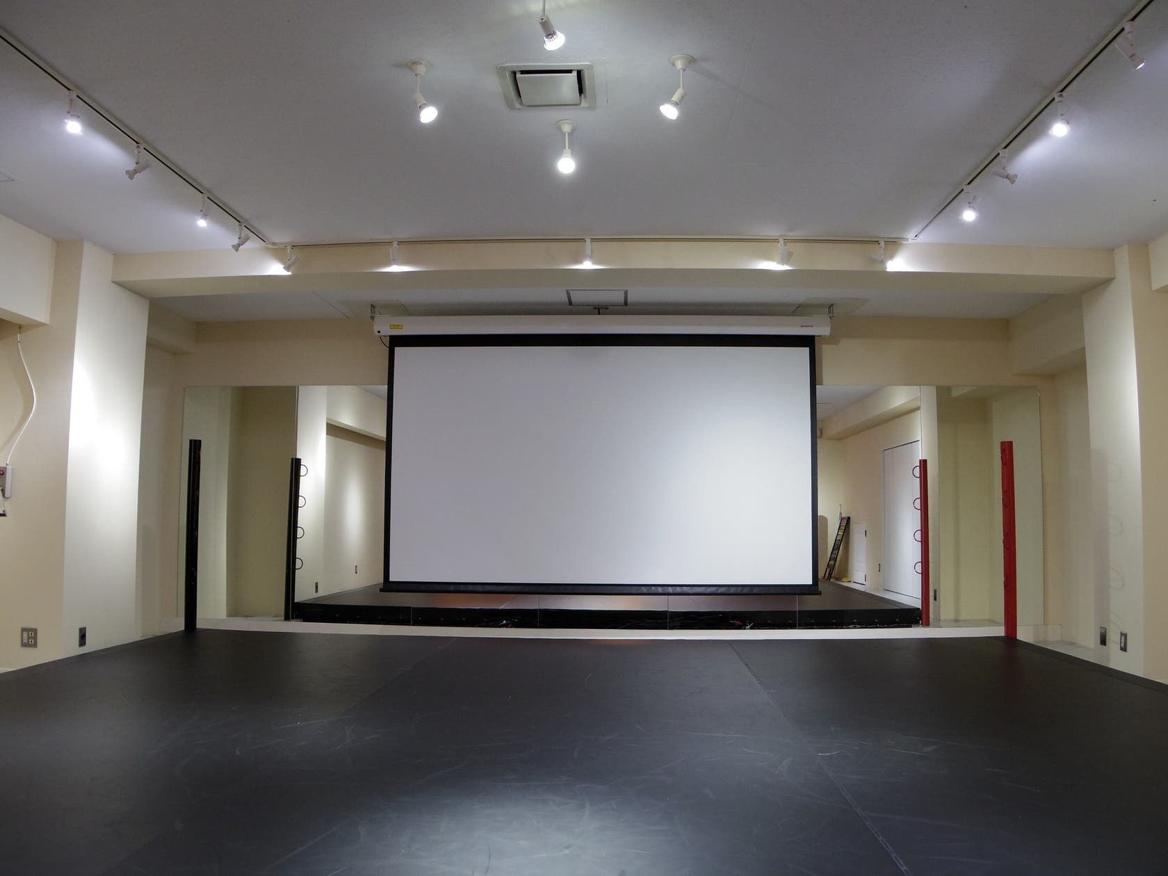 【横浜駅徒歩圏内】60人収容可能なレンタルスペースでオリジナルパーティーを開催しませんか！？の写真9