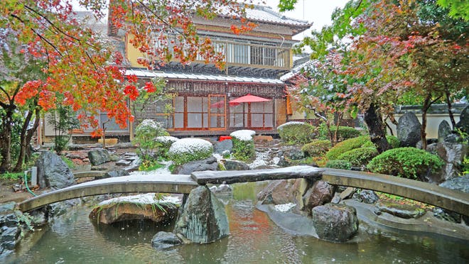 横浜【日本庭園と古民家】飯田屋〜iidayajapan〜東京から20分、竹林を抜けると別世界。四季折々の花々がお迎え致します〜の写真1