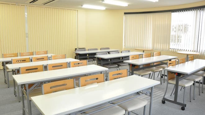 【北浦和】駅チカ便利!窓が多く採光の良い明るい会議室(20~24名)の写真1