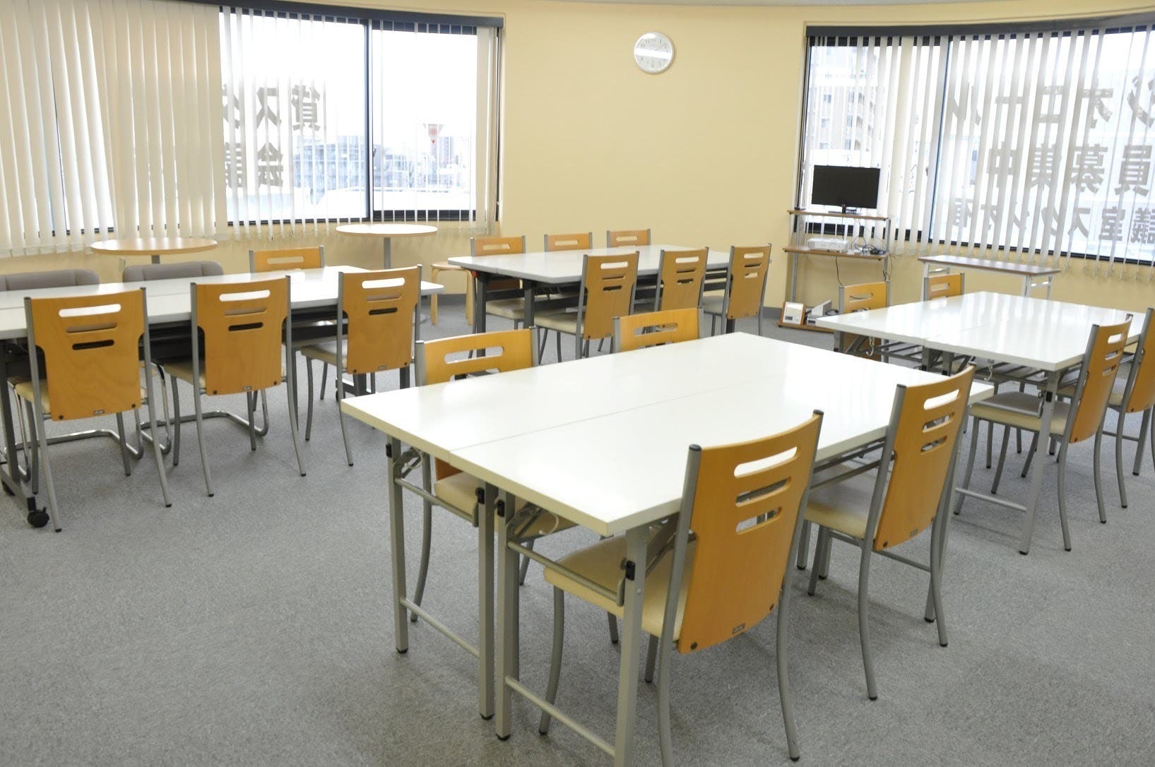 【北浦和】駅チカ便利！窓が多く採光の良い明るい会議室(20～24名)の写真5