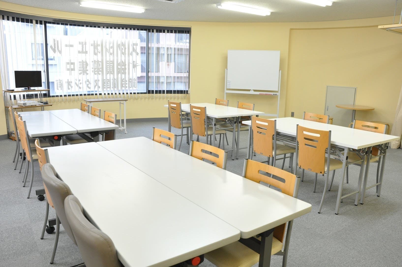 【北浦和】駅チカ便利！窓が多く採光の良い明るい会議室(20～24名)の写真6