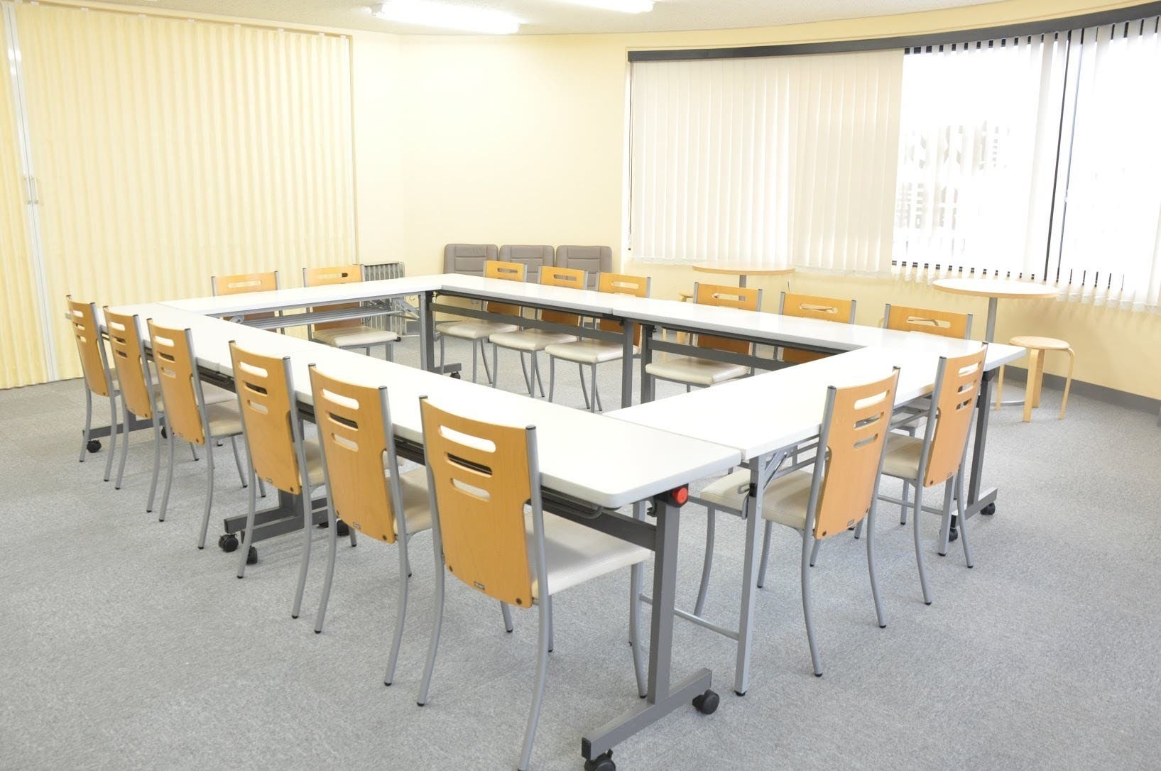 【北浦和】駅チカ便利！窓が多く採光の良い明るい会議室(20～24名)の写真7