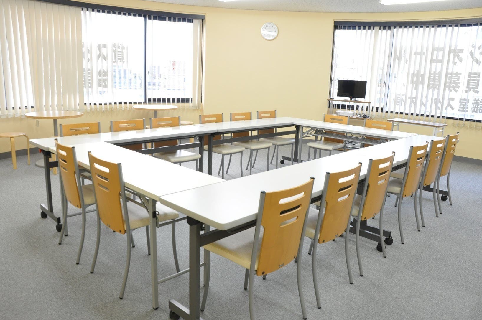 【北浦和】駅チカ便利！窓が多く採光の良い明るい会議室(20～24名)の写真8