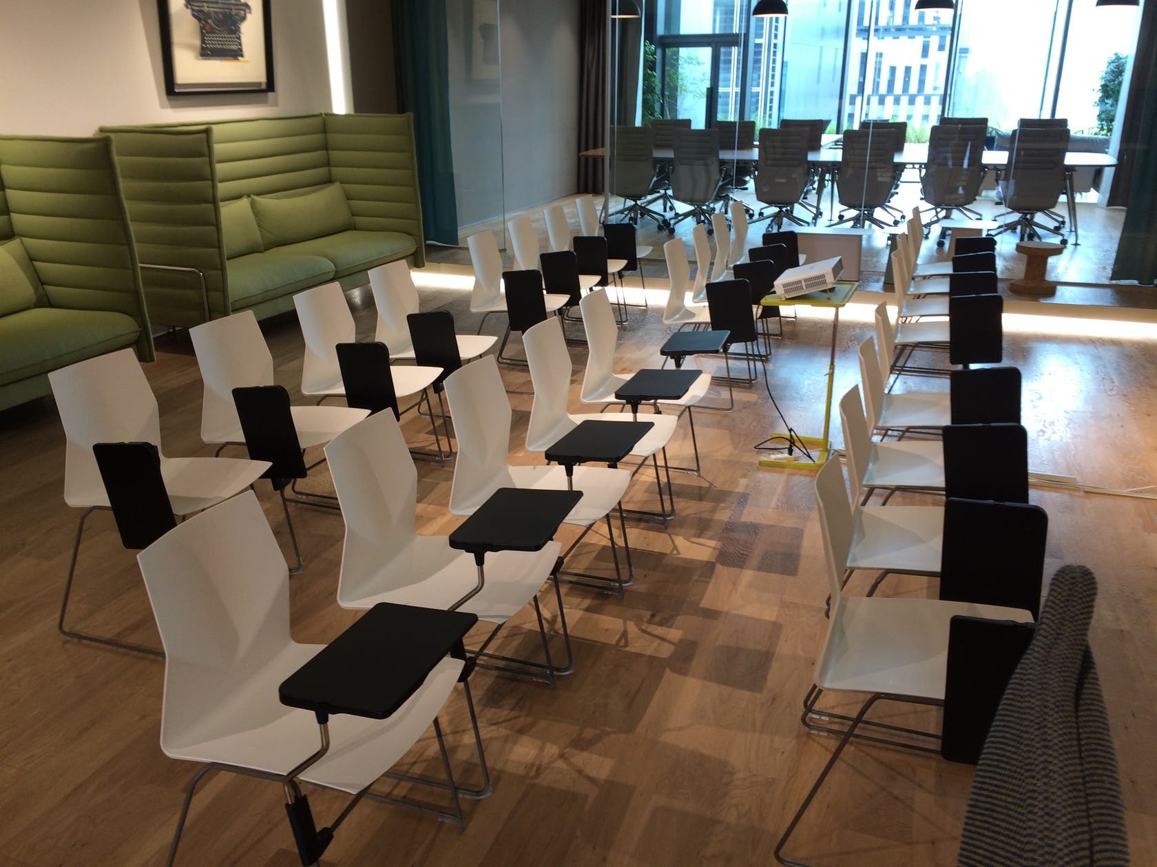 【銀座駅2分】広々とした通気性の良い空間！会議/ミーティング/研修/セミナー/面接/展示会/発表会/撮影などにの写真9