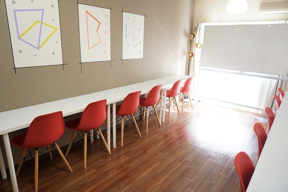 ⭐️光回線導入⭐️＜横浜駅東口会議室＞14名収容♪横浜駅徒歩7分！会議・テレワークに最適💻プロジェクター/ホワイトボードの写真5