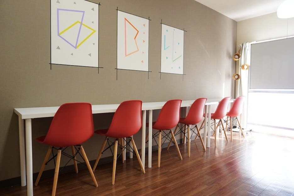 ⭐️光回線導入⭐️＜横浜駅東口会議室＞14名収容♪横浜駅徒歩7分！会議・テレワークに最適💻プロジェクター/ホワイトボードの写真7