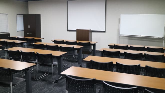 大会議室1/2✨リニューアル限定価格✨【南森町・天神橋・天満】最大36名/Wi-Fi/駅近🚃/飲食可🍵/綺麗✨/会議🍀の写真1