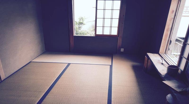 古民家カフェ離れ二階の、中庭が見下ろせるまったりスペース「げしゅく」
