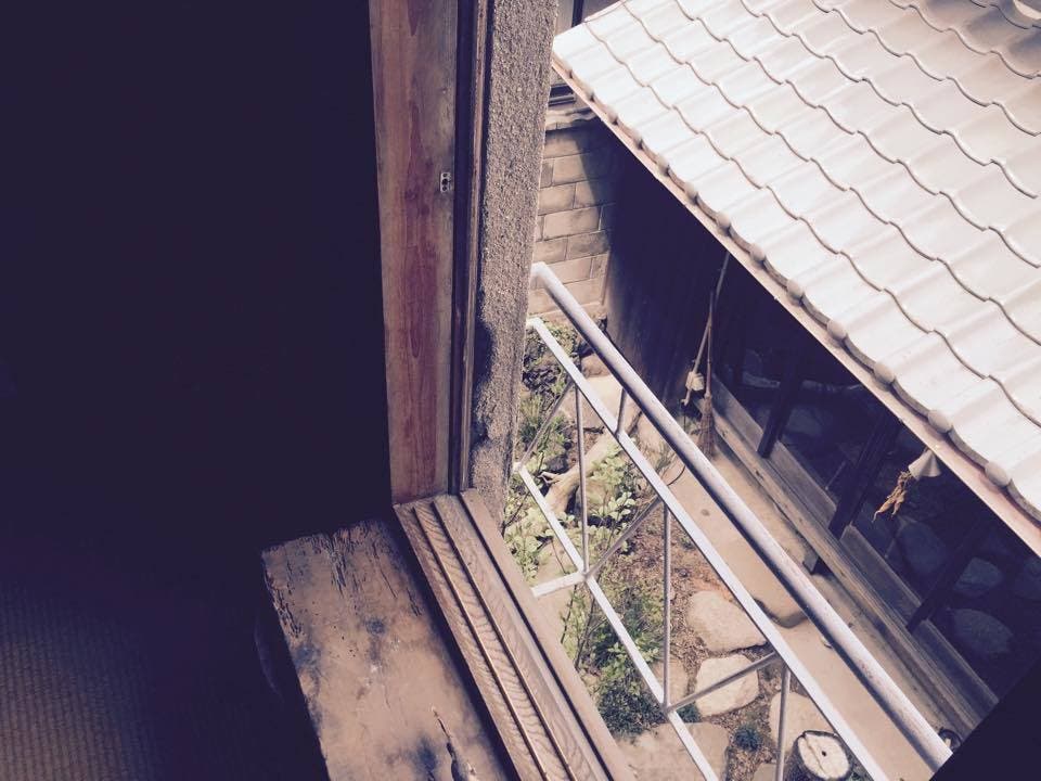 古民家カフェ離れ二階の、中庭が見下ろせるまったりスペース「げしゅく」の写真5