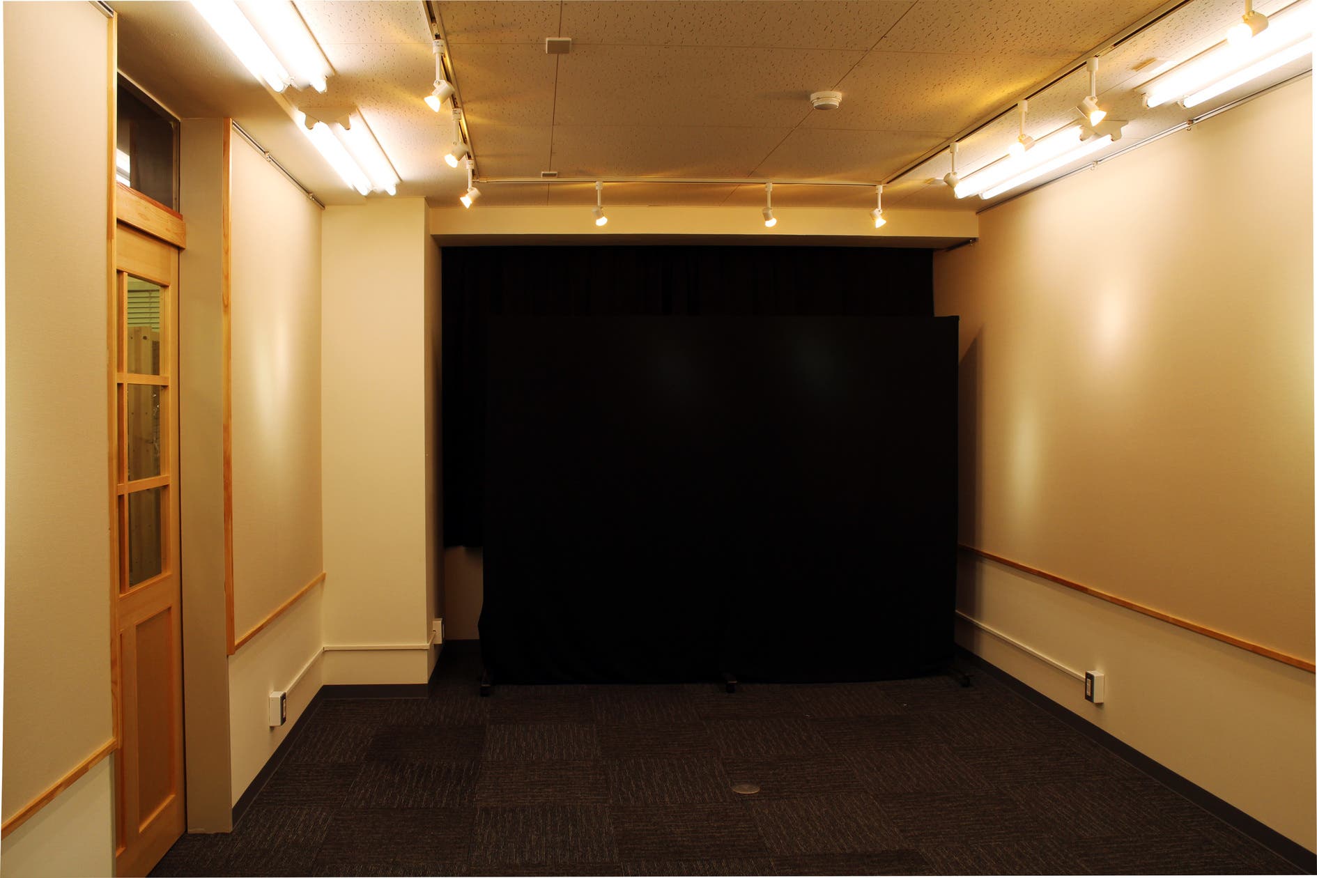 【中津駅1分／梅田駅6分】《くまのみギャラリー》ビルの2階にある小さなレンタルギャラリーの写真2