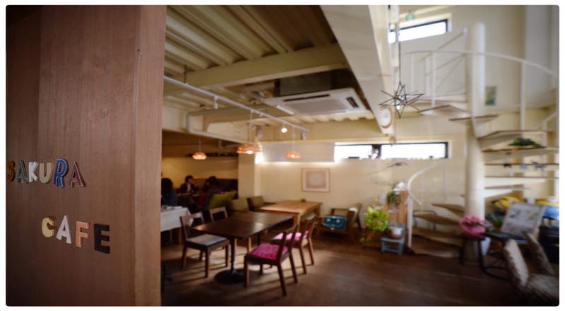 イベント、ライブ、宴会に映画鑑賞会など幅広く使える二階建ての広々カフェスペース🌸　無料駐車場も完備！