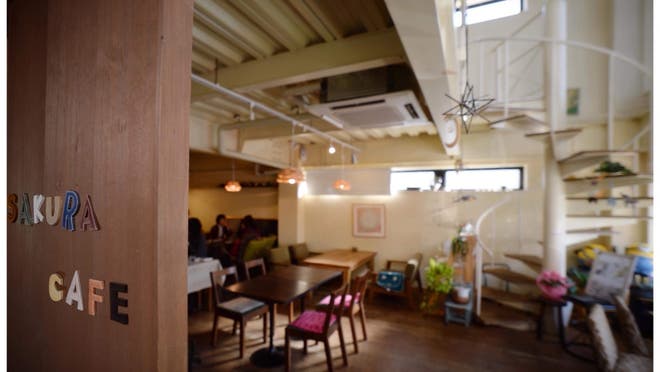 イベント、ライブ、宴会に映画鑑賞会など幅広く使える二階建ての広々カフェスペース🌸 無料駐車場も完備!の写真1