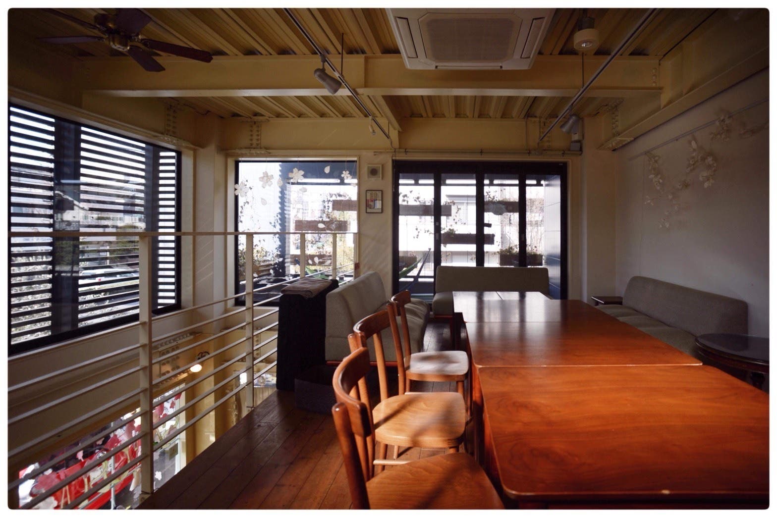 イベント、ライブ、宴会に映画鑑賞会など幅広く使える二階建ての広々カフェスペース🌸　無料駐車場も完備！の写真7