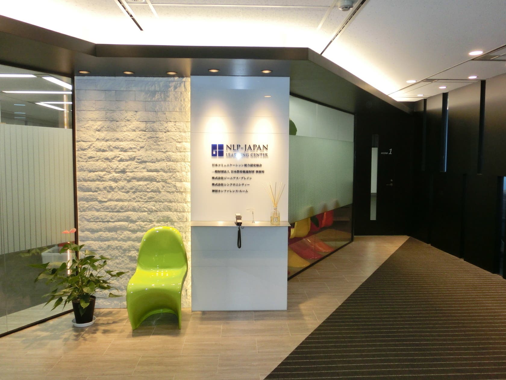 【神田カンファレンス・ルーム】セミナールーム１、神田で安価／199㎡(30-70名)／懇親会ミーティングの写真8