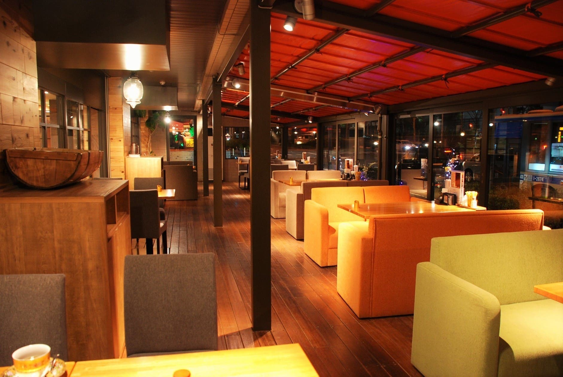 ワークショップ、セミナー、ミーティングに最適！カフェ併設のテラススペースの写真3