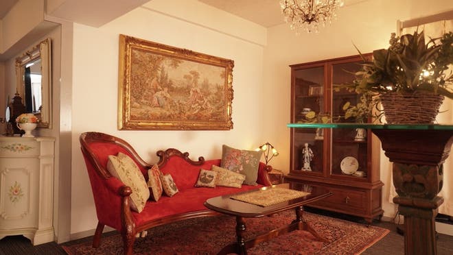 新宿区 四谷 各種撮影、コスプレ撮影、 本物アンティーク家具使用 お1人様から10名様までの写真1