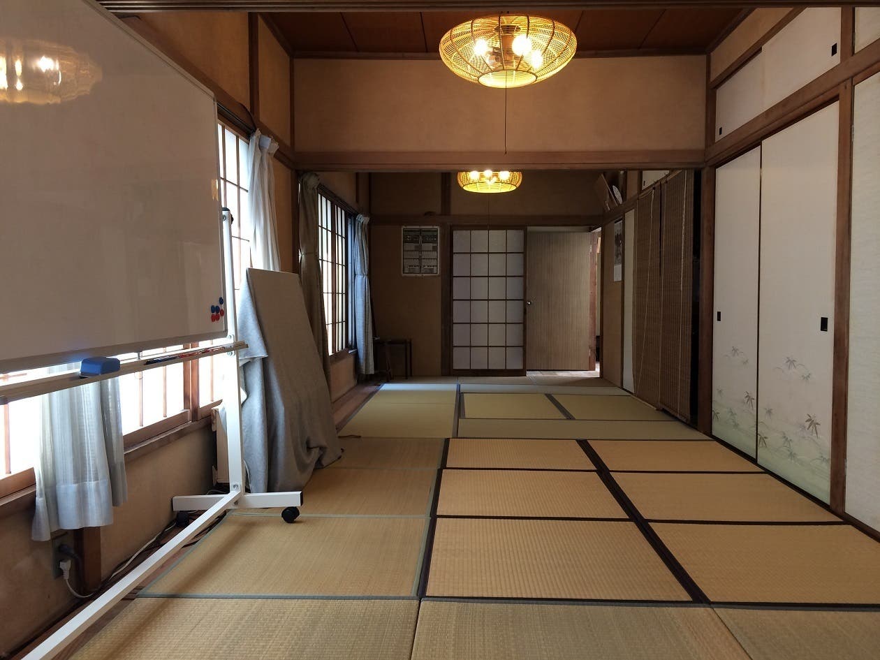 15畳・西荻窪　レンタルスペース　三つ枝商店2F　ゆっくりどう　／　西荻窪　レンタルスペース　無垢フローリング（杉）の写真2