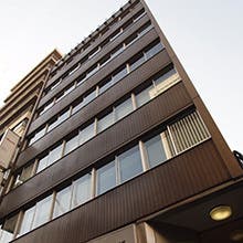 六本木一丁目駅から徒歩3分 溜池山王駅から徒歩4分  着席42名まで 中規模なセミナー会議に最適の写真2