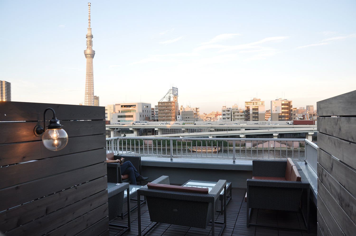 大きな窓と屋上テラスのソファーからのロケーションは最高！！スカイツリーが一望。隅田川に面した隠れ家的なプライベート空間です。の写真19